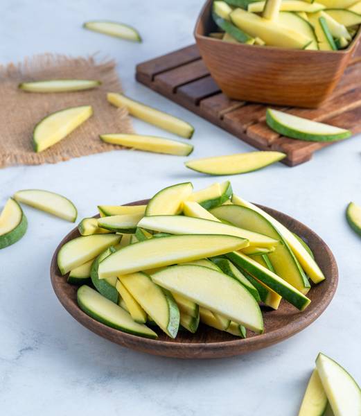 raw mango slices