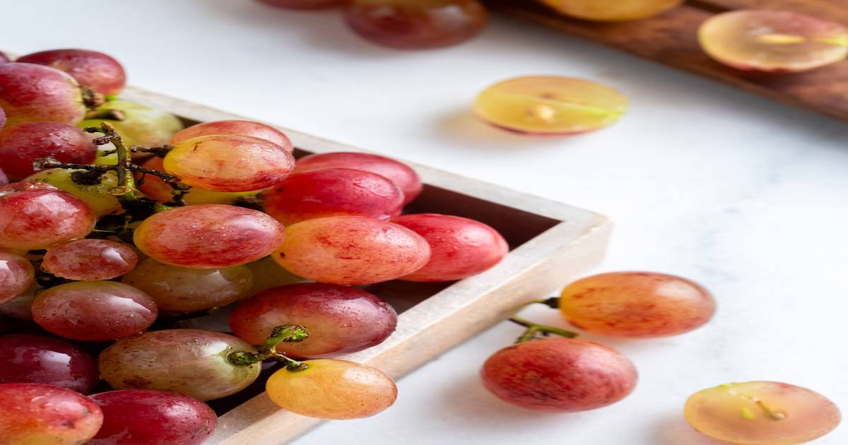 Buy Imported Red Globe Grapes (Limited Season) (Drakshi) Online (250 g ...