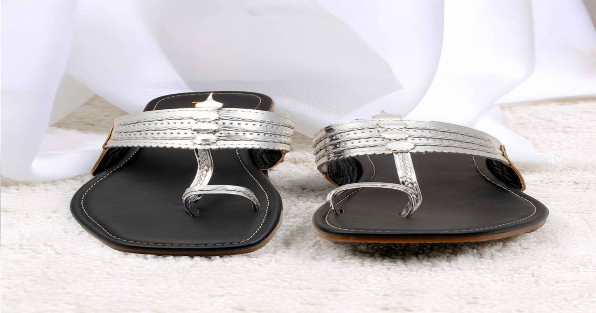 Buy KORAKARI Women Silverfox Kolhapuri Chappal (Leather, 5 UK, Silver ...
